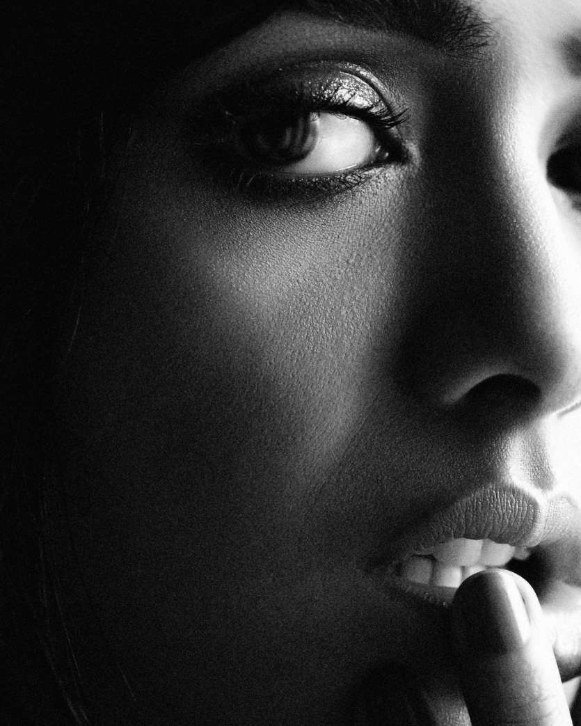 Mrunal Thakur sets the internet on fire with photos from her latest ...